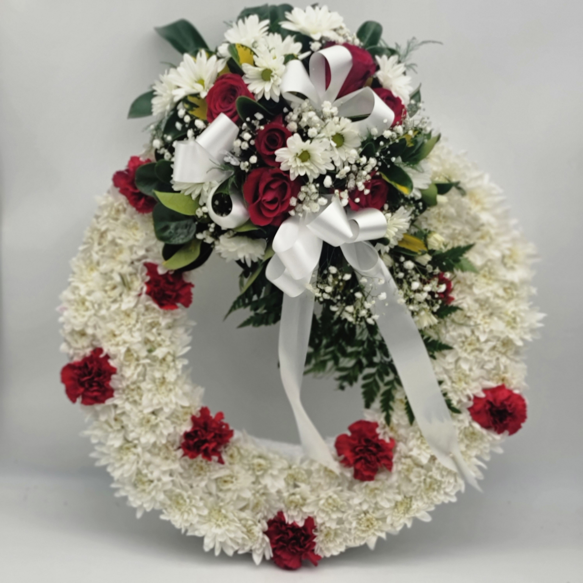 Circle wreath – red and white – Nikko's Creations